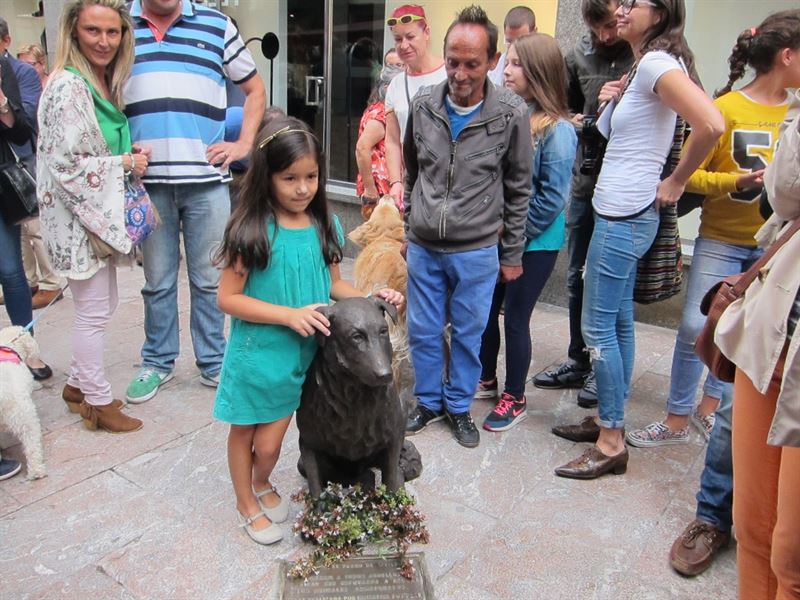 El perro ‘Rufo’ ya tiene su escultura en la calle Uría | Candás 365