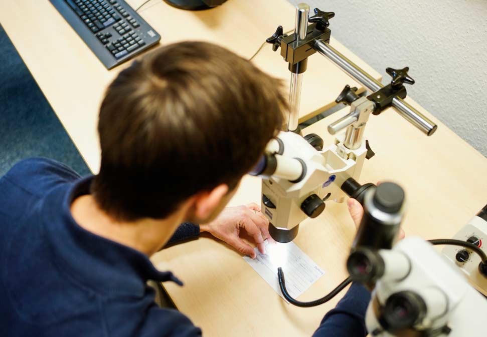 ¿A qué se dedican los grafólogos forenses? | Candás 365